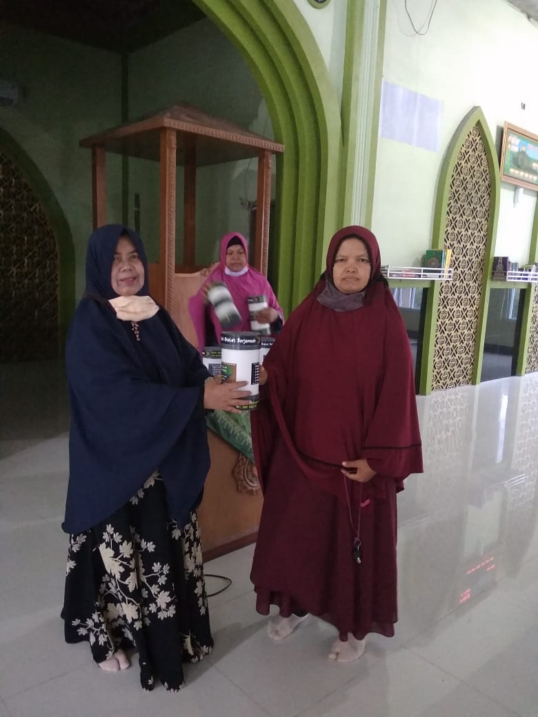 Kaum Ibu Antusias Menerima Tabung Infak - Masjid Al-Muhajirin