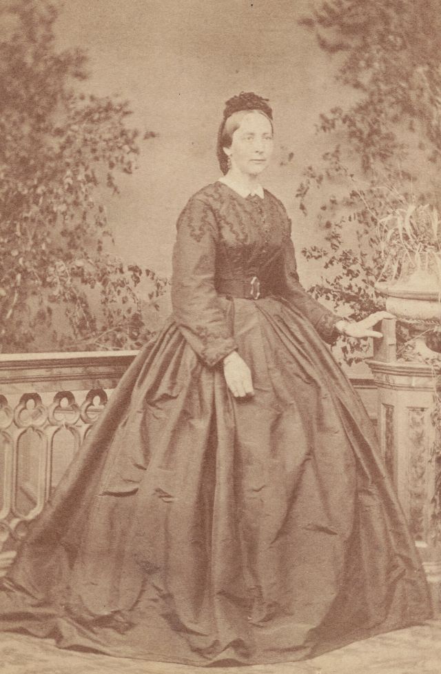 45 Amazing Photos Capture Victorian People Posing With Painted ...