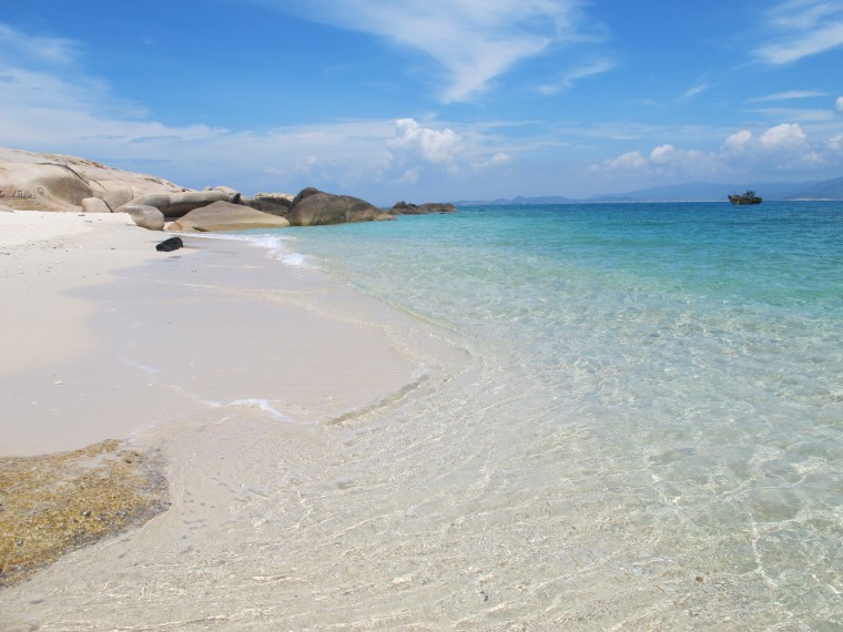 Xin chao!: Vietnam beautiful beaches, islands and bays