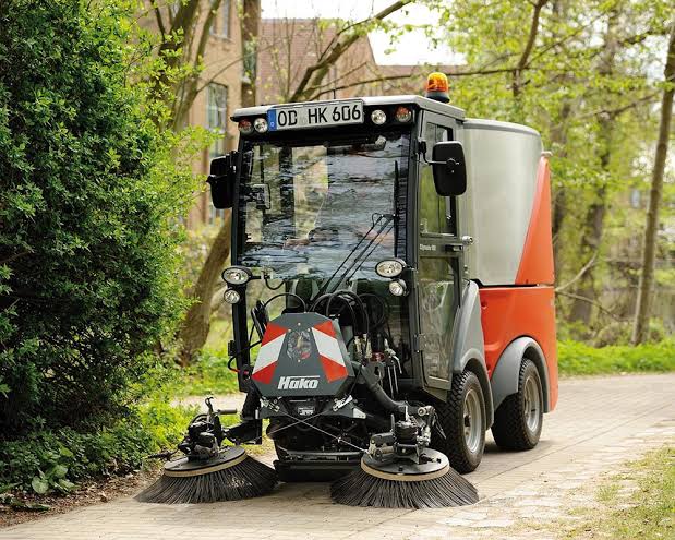 Mobil Penyapu Jalan atau Road sweeper