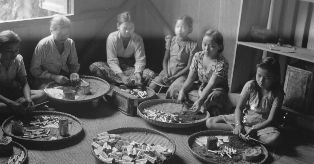 Indonesia Zaman Doeloe: Para gadis pelinting rokok kretek di Sepancar ...