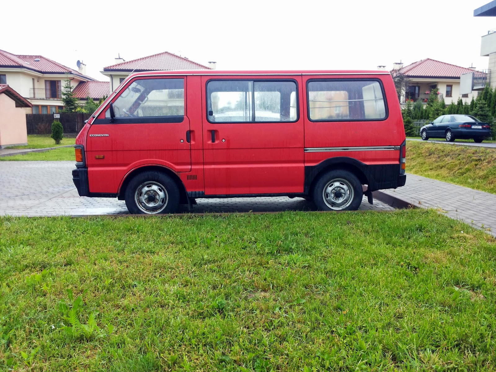 Old Parked Cars Warsaw: 1992 Ford Econovan