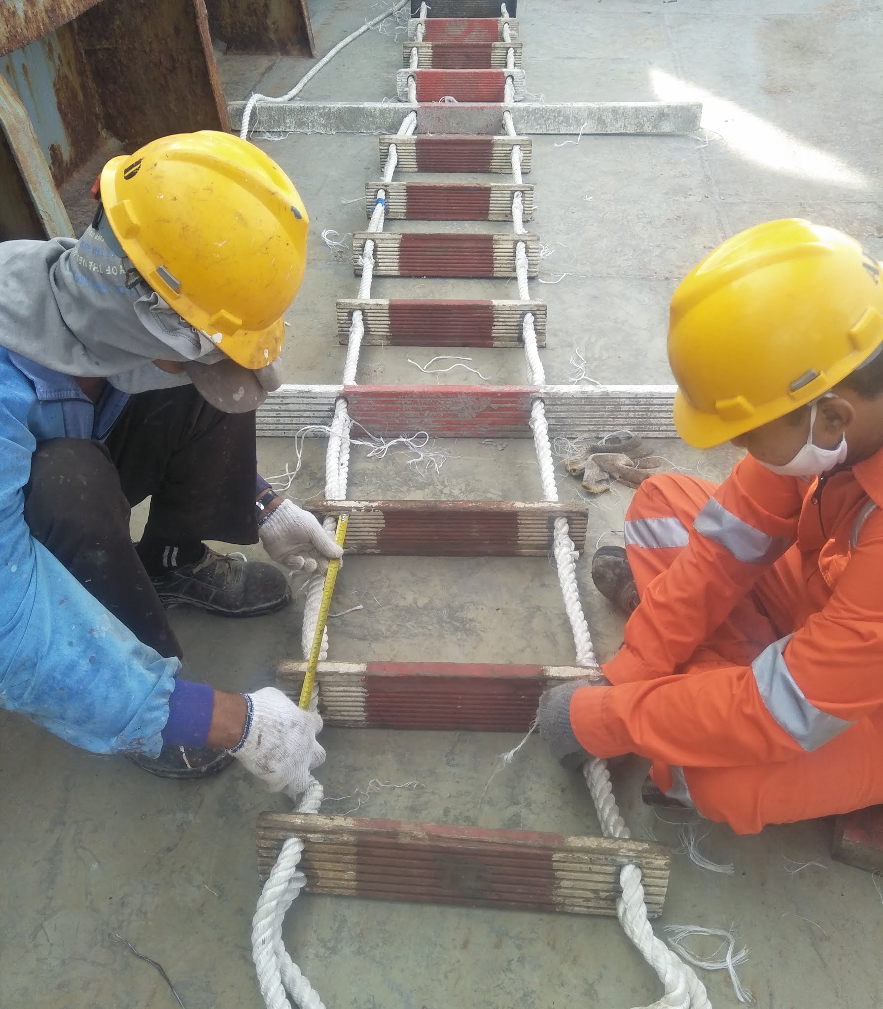 PILOT LADDER, Fungsi, Cara Memasang dan Tindakan Perawatan - Kamus Pelaut