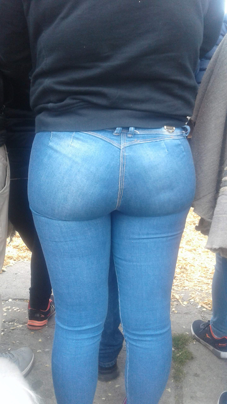 Chava Con Nalgas Levantadas Y Redondas Usando Jeans Lisos Apretados