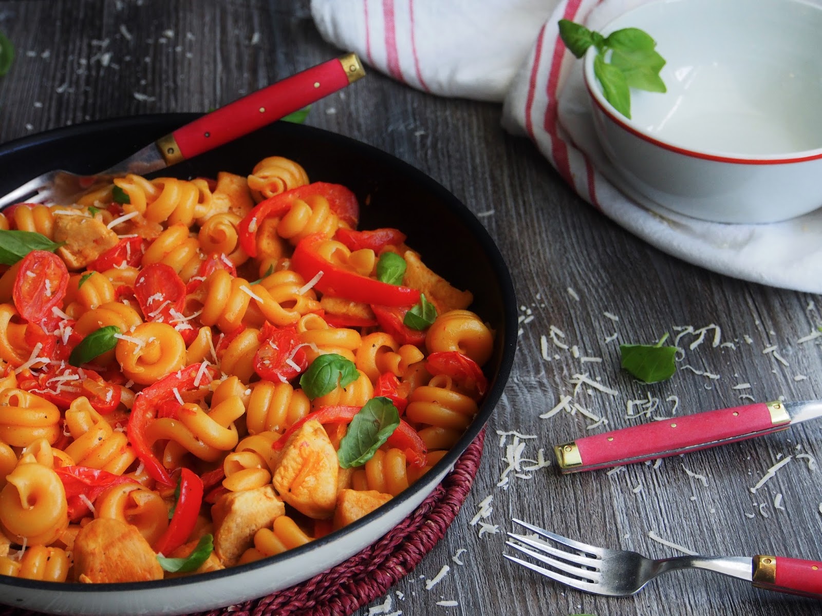 One Pot Pasta eli yhden pannun broilerpasta — Peggyn pieni punainen keittio