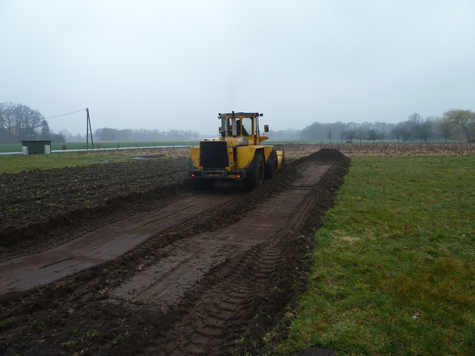 wirbauenendlich: Grasnarbe wird abgefahren