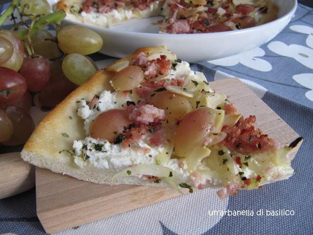 un'arbanella di basilico: Pizza con ricotta, uva e cipolle per "il granaio"