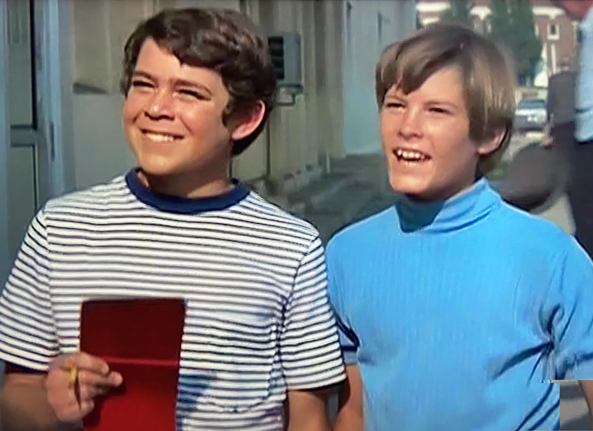 The Brady Bunch Blog: Barry Williams Recreated His Autograph Seeker Role