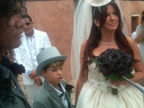 Slash e Perla Renovam Votos De Casamento Em Ibiza