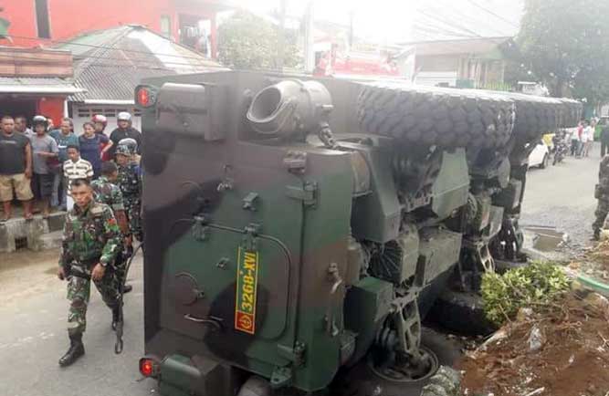Panser Denkav V/BLC Terbalik Akibatkan Kemacetan Panjang Di Ambon ...