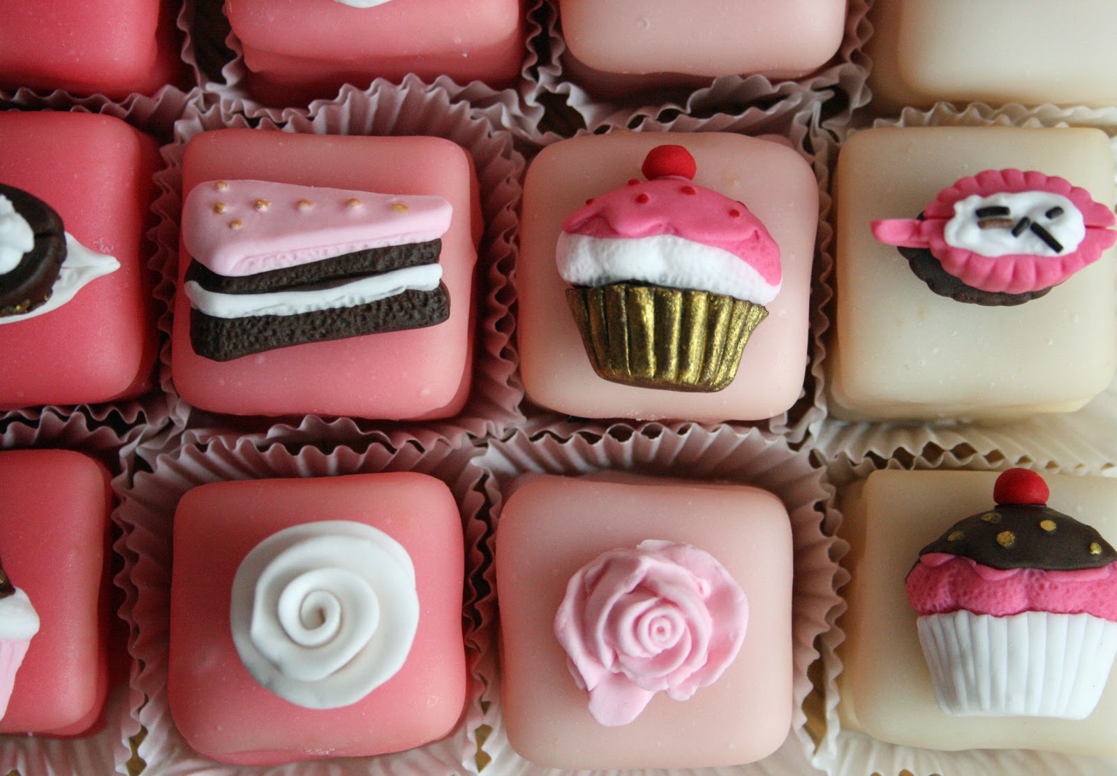 lauralovescakes...: Fondant Fancies