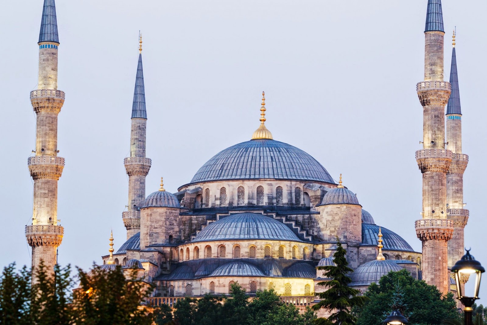 Traveleze: A Tour to the Finest Mosques of Istanbul - A Dive into Opulence