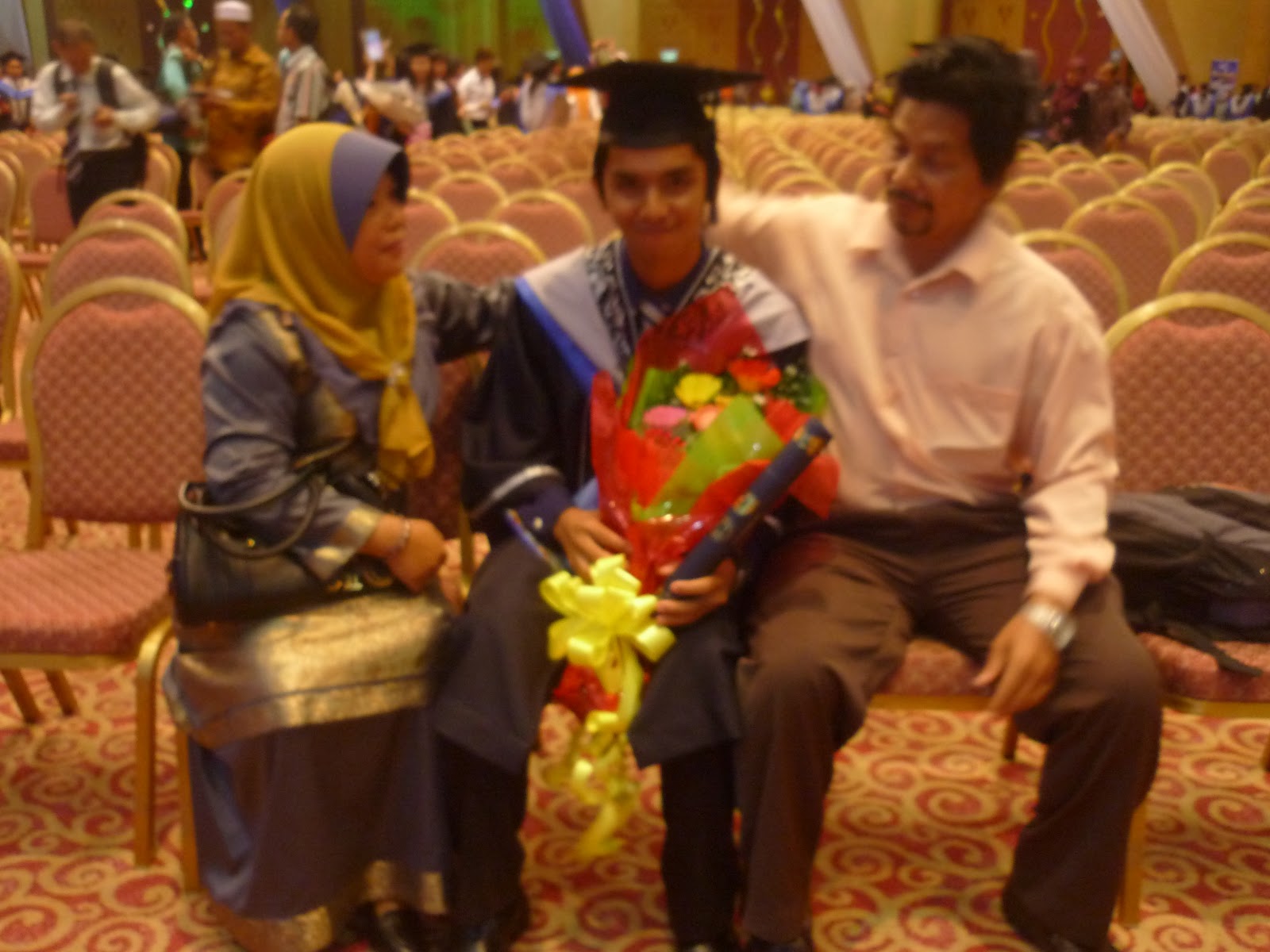 Disini dalam lingkaran ini: Sejambak bunga kenangan dihari kemenangan ...