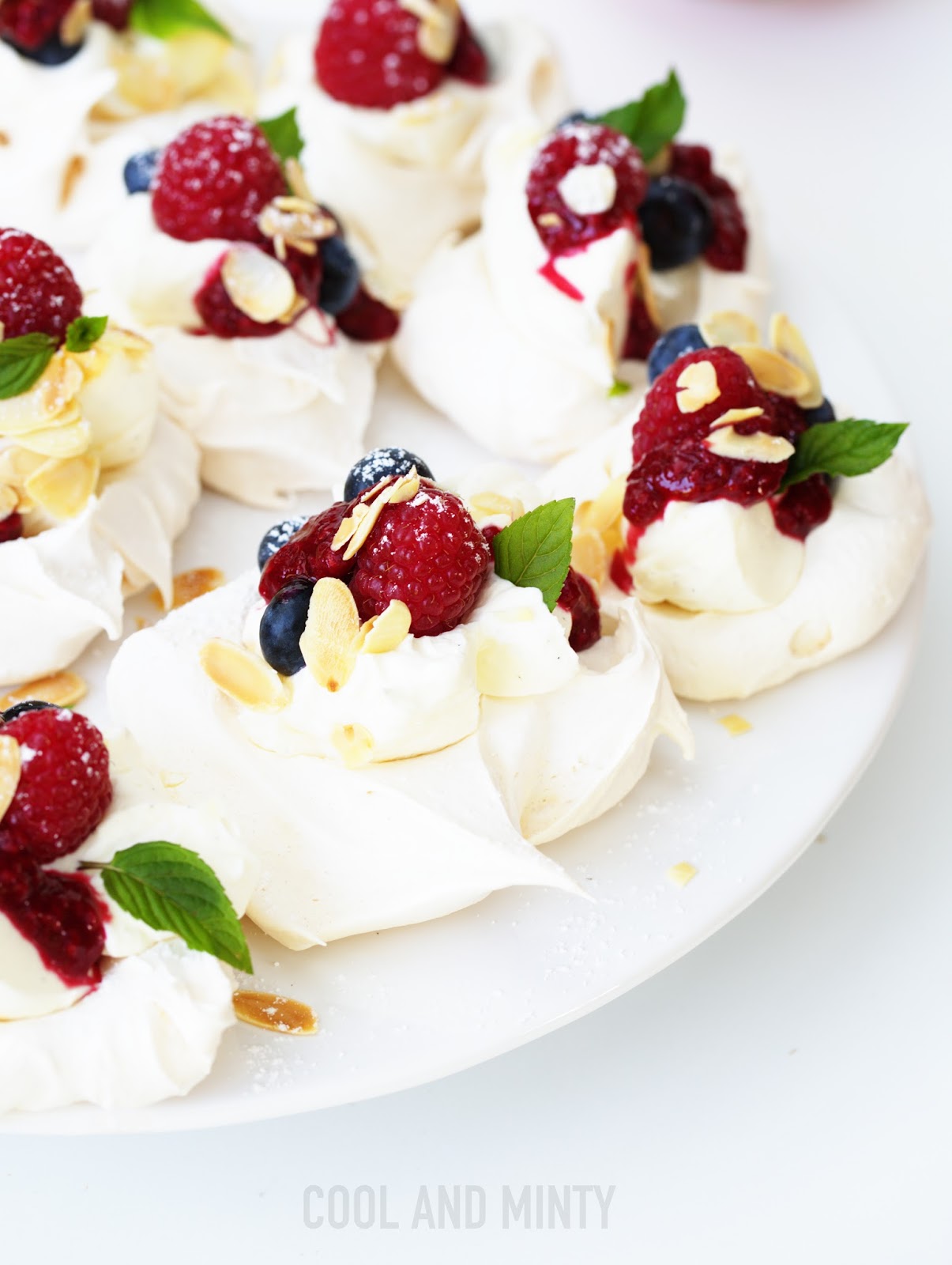 MINI BEZY Z KREMEM WANILIOWYM I OWOCAMI | COOL & MINTY