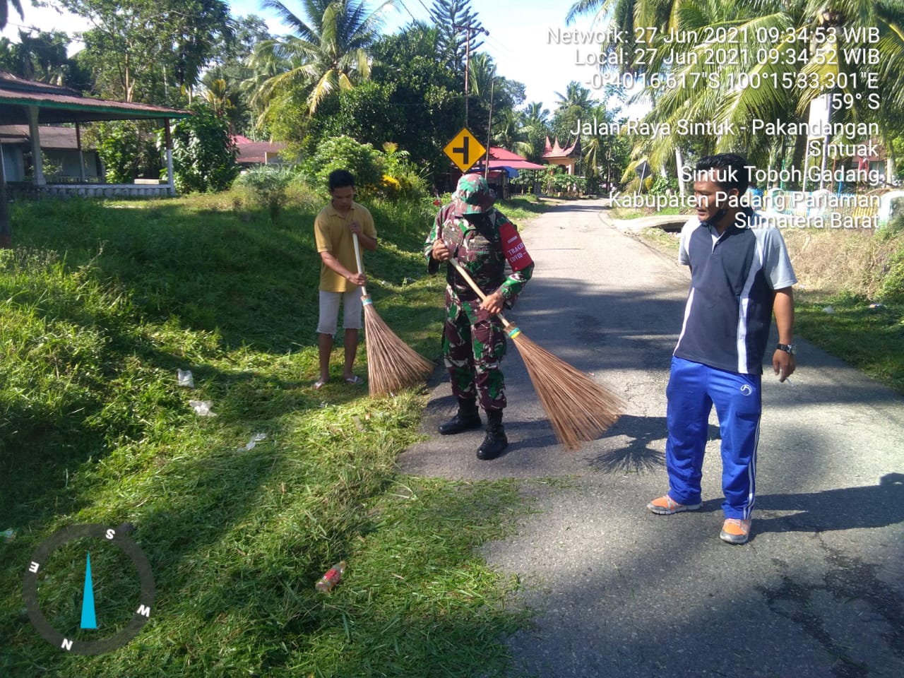 Babinsa Bersama Warga Gotong Royong Bersihkan Jalan Nagari - SumateraLine Babinsa Bersama Warga Gotong Royong Bersihkan Jalan Nagari - SumateraLine