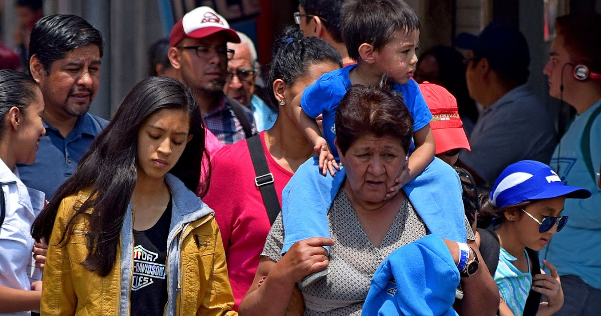 Banco de Historia Visual ©: Agobiadas por el sol.