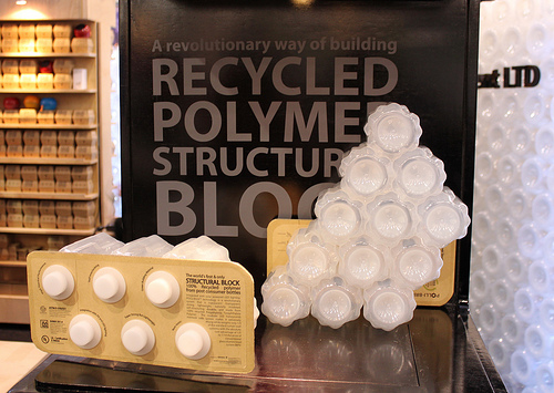 ecococos: sistema constructivo con botellas recicladas: Polli-bricks