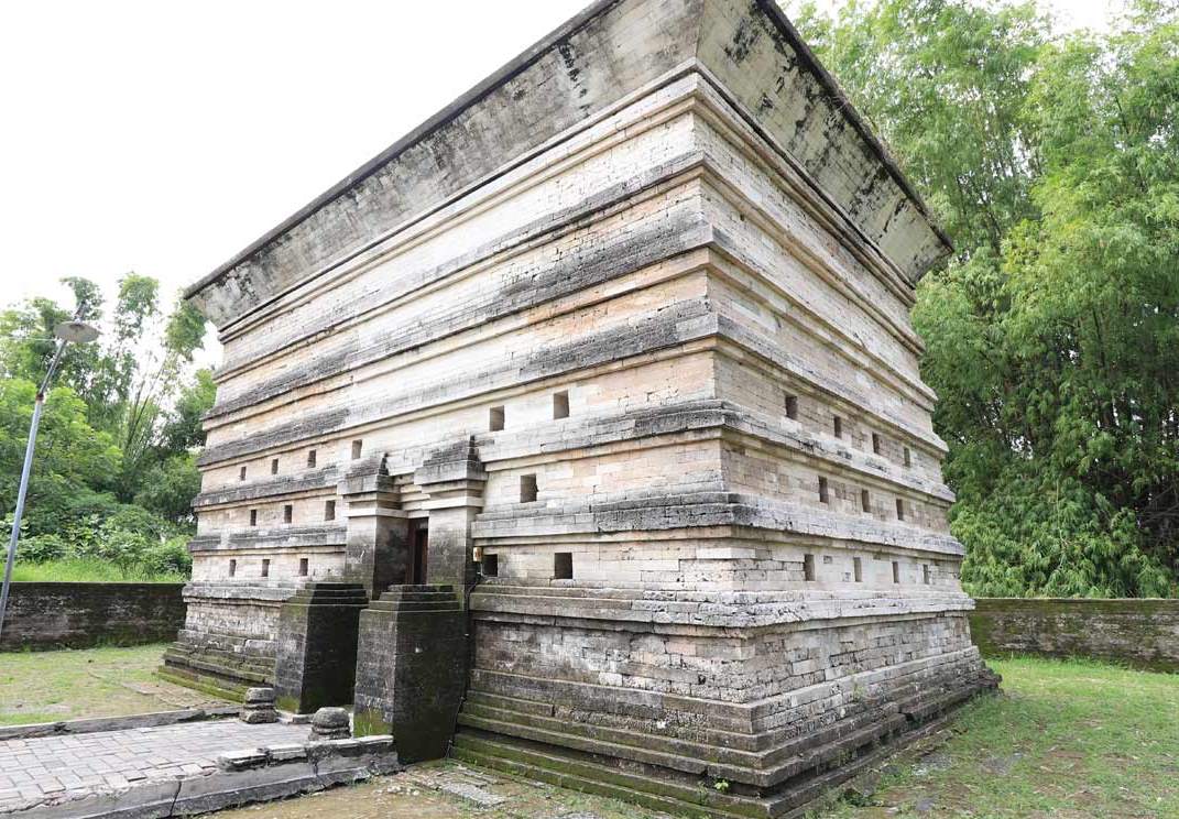 Makam Fatimah Binti Maimun Gersik 1082 - Sejarah Cirebon