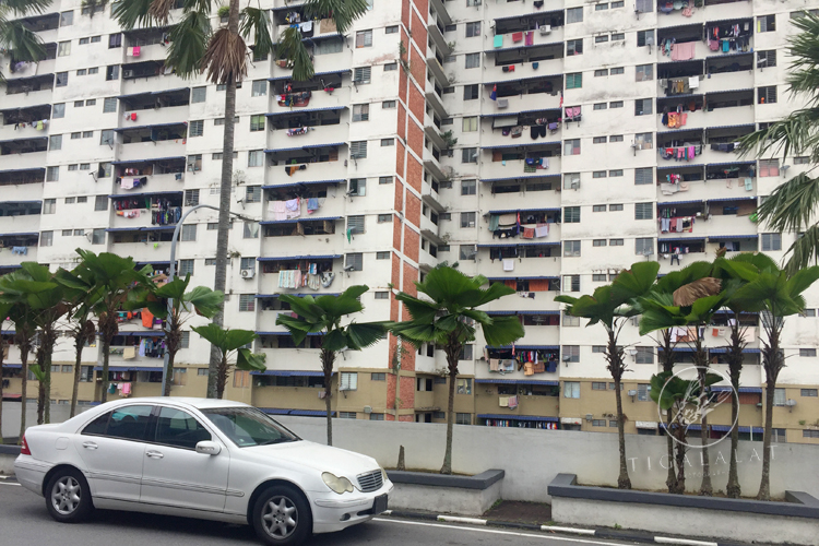 Antara Doha dan Jakarta™: FLAT LARKIN