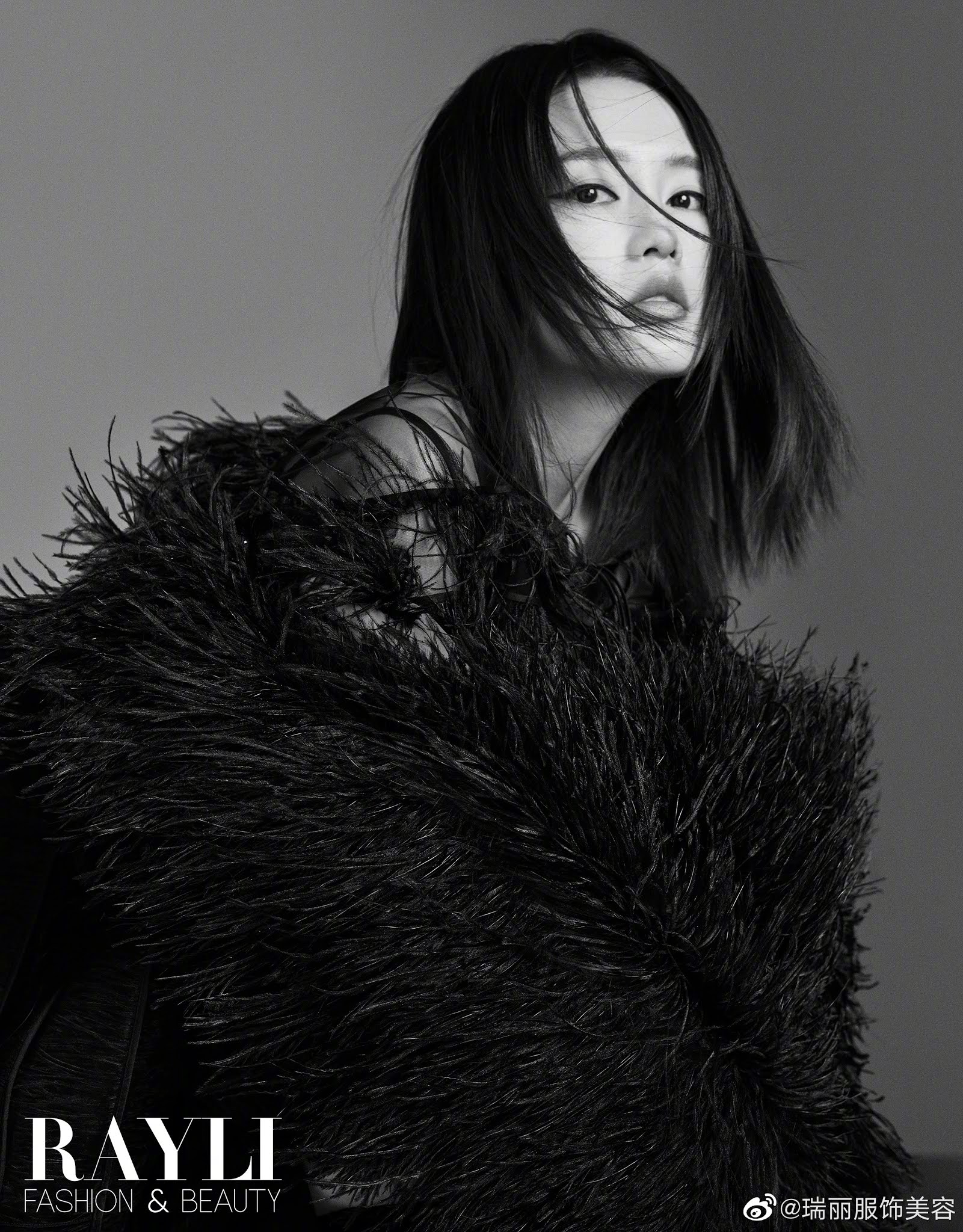 China Entertainment News: Li Qin poses for photo shoot