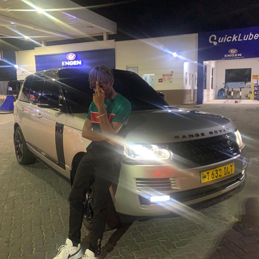 House and Cars : Joeboy lives in a nice house in Lagos and drives nice ...