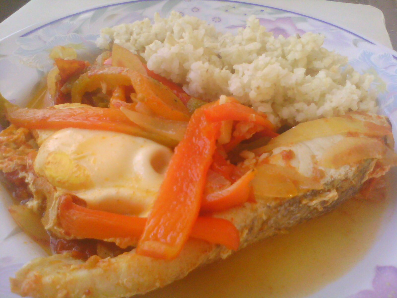 ALLISSONECOMPANHIA: PERCA ESTUFADA COM PIMENTOS E TOMATES