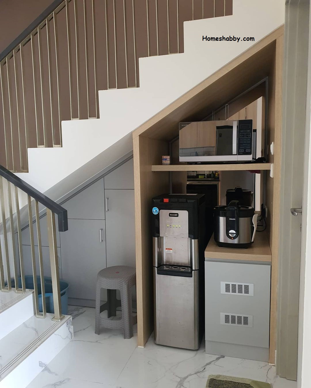 6 Ide Rak Bawah Tangga yang Inventif ~ Homeshabby.com : Design Home ...