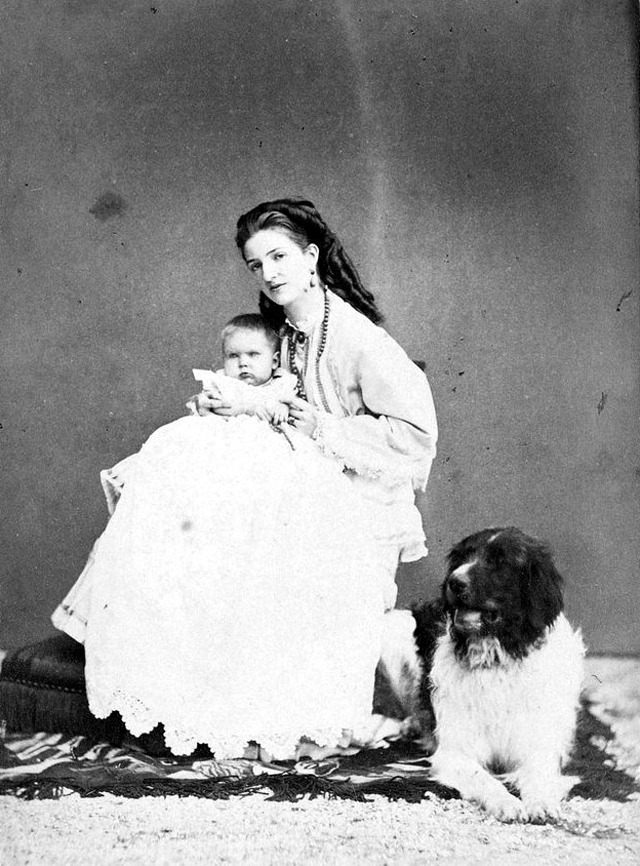 Victorian Motherhood: Lovely Vintage Photos of Mothers Posing With ...