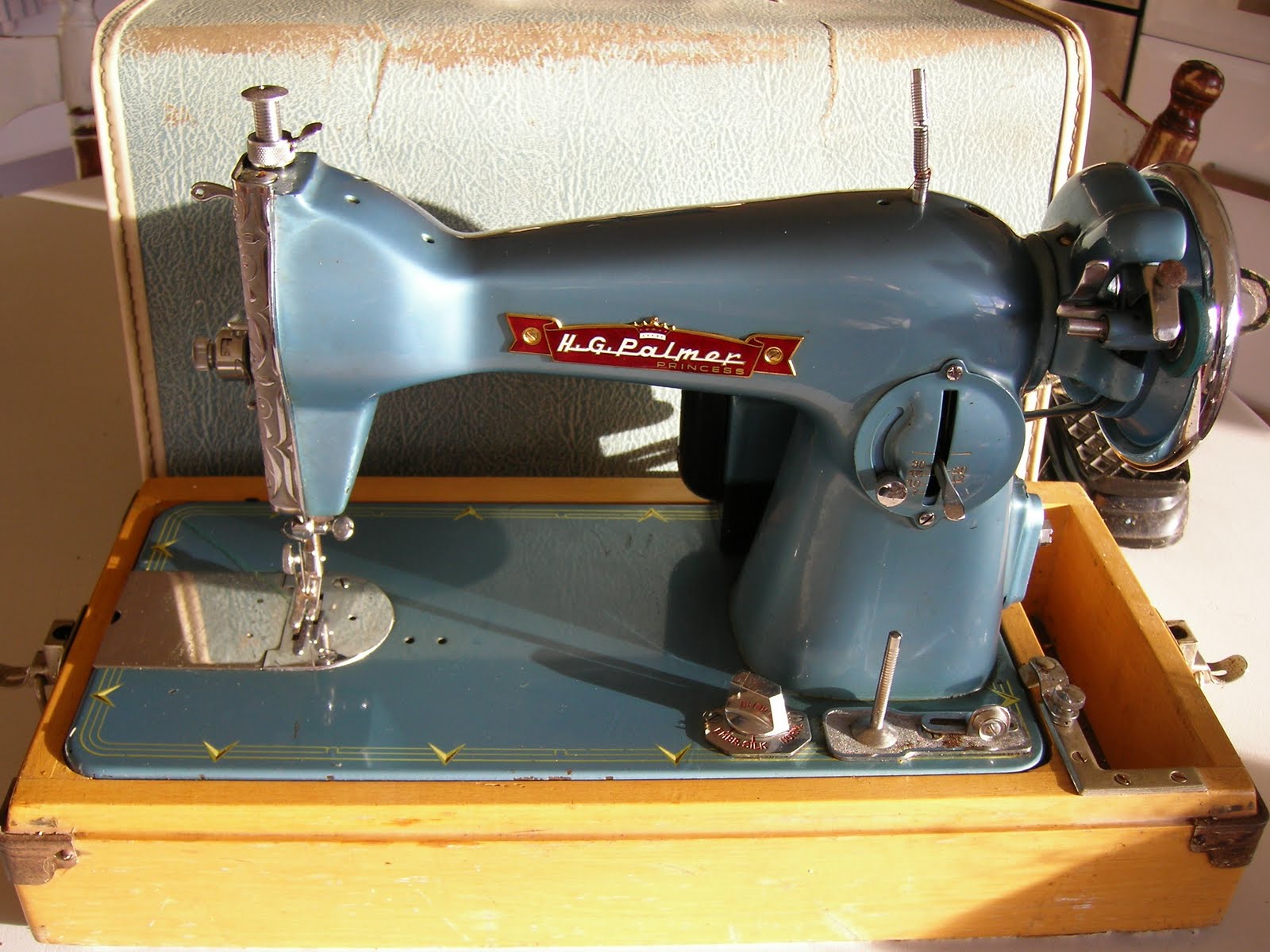 Clares Place: A Blue Sewing Machine?!