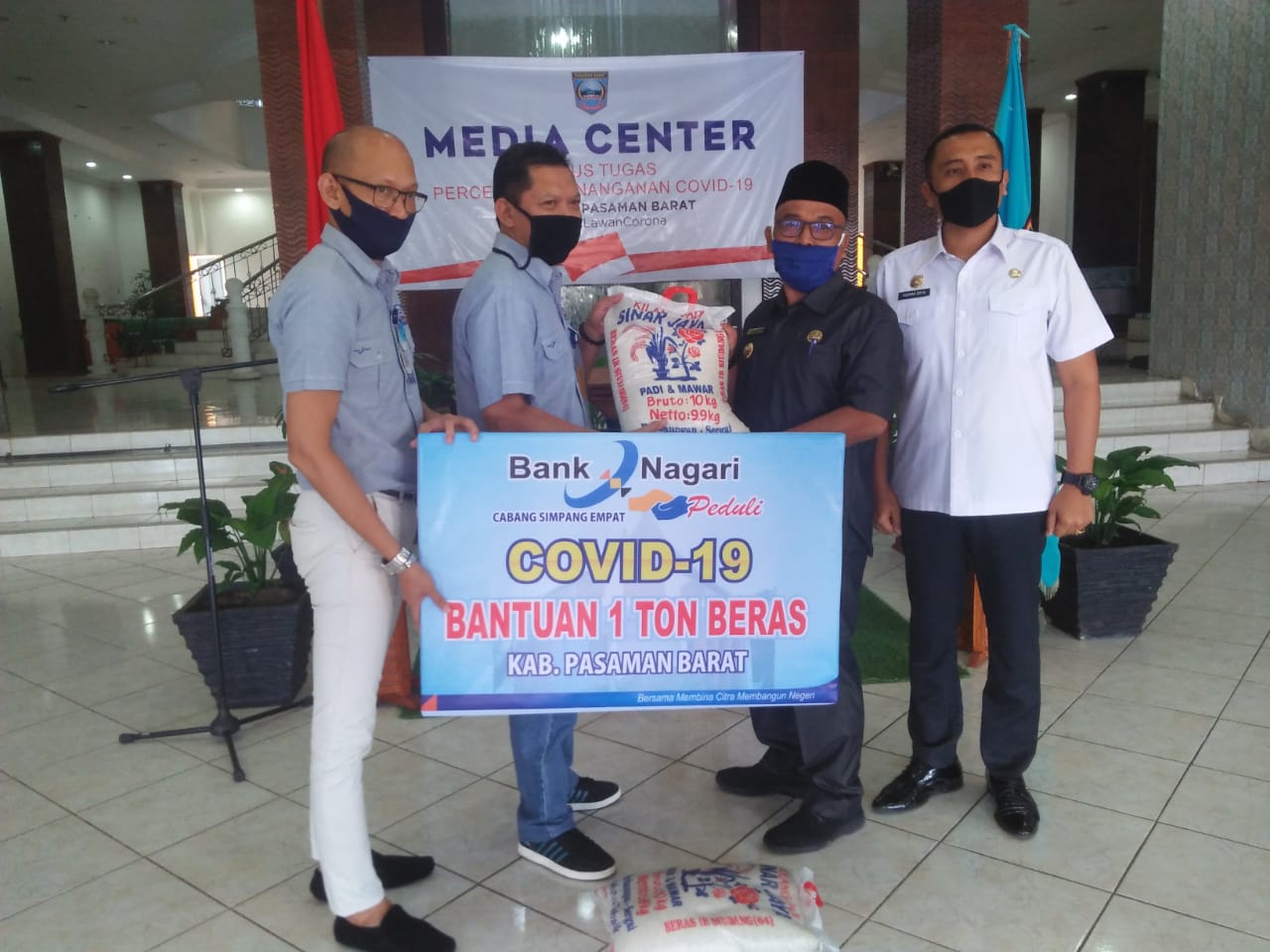 Bank Nagari Salurkan Bantuan Beras ke Pemkab Pasbar Bank Nagari Salurkan Bantuan Beras ke Pemkab Pasbar