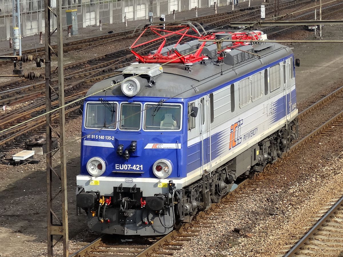 EU07-421 na Olszynce Grochowskiej. | Torowy