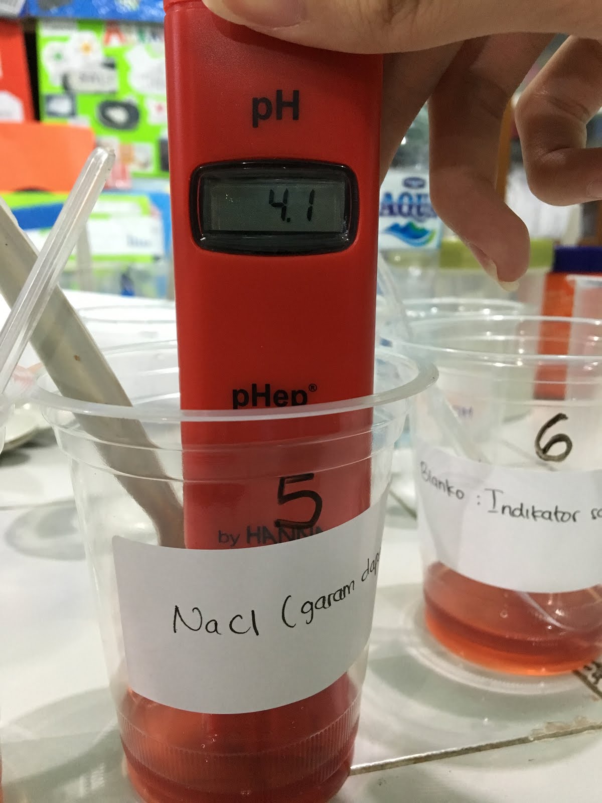 CHEMISTRY LIVES EVERYWHERE: Praktikum Mengukur Trayek PH dan Uji ...