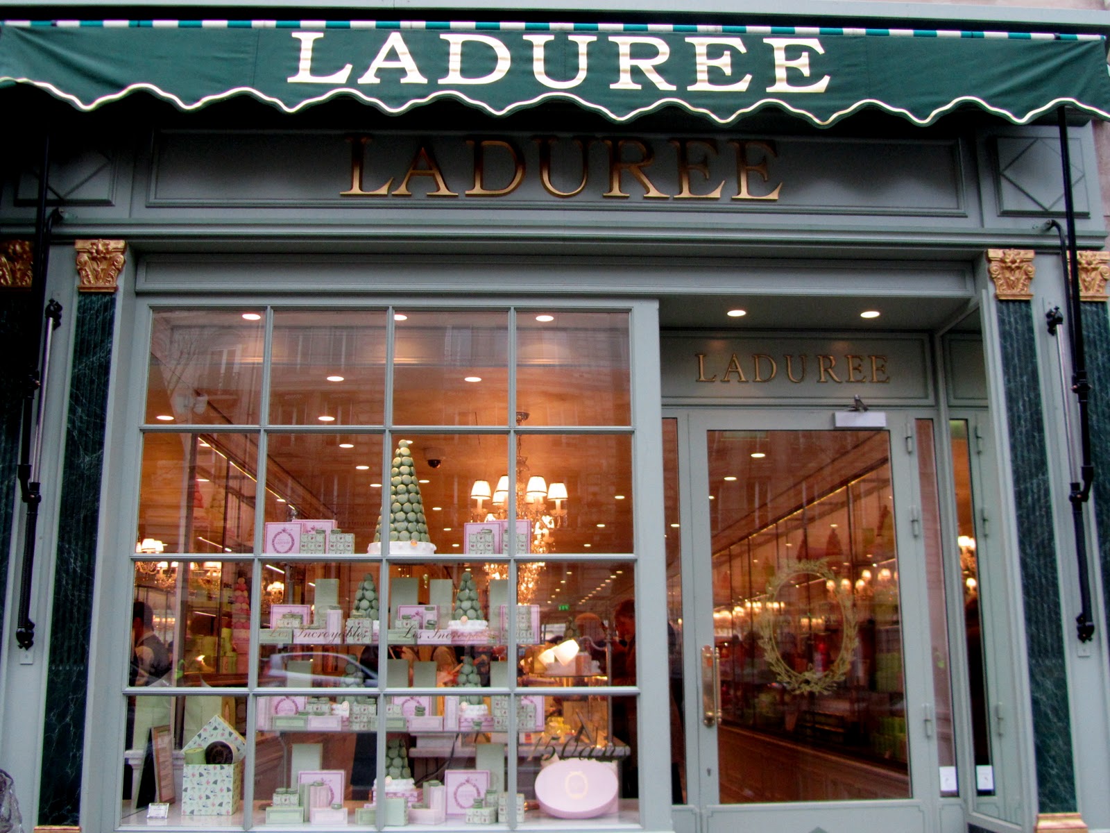 The lights in Paris: les lumières dans Paris: LADUREE