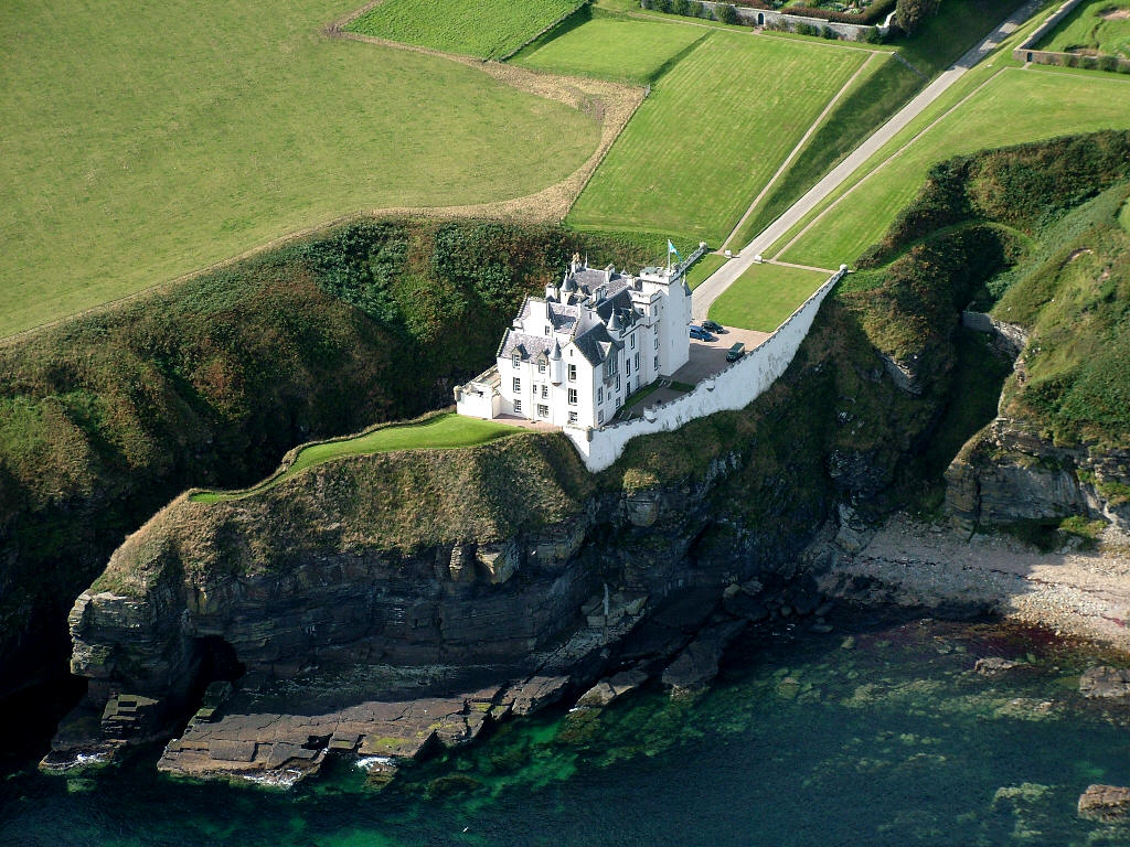 DECORATION: DUNBEATH CASTLE İN SCOTLAND