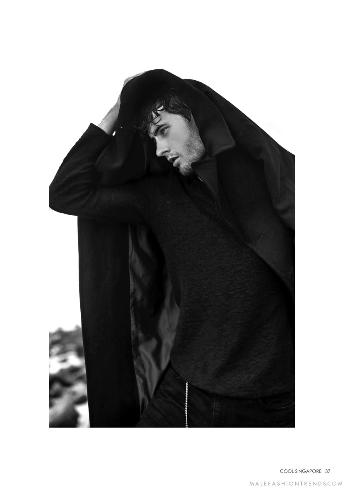 Josh Lee Knight posa en looks neutros para Cool Magazine Singapore en ...