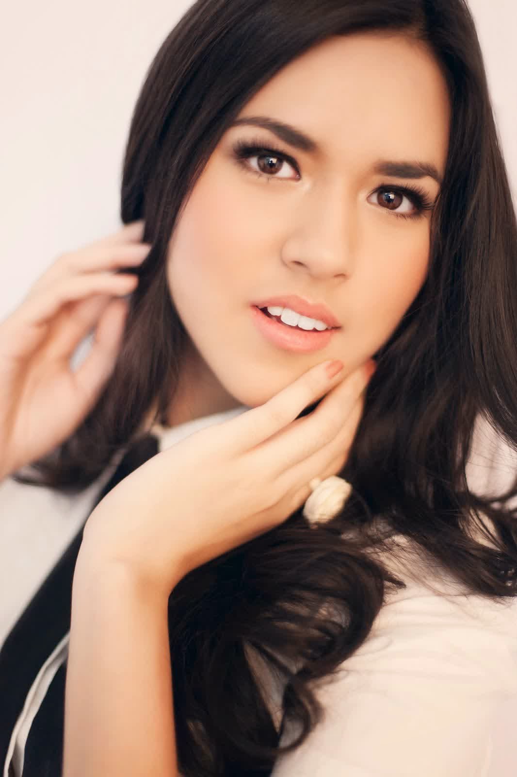 Biodata Penyanyi Raisa Andriana dan Foto