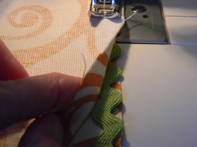 ...friends, family & east tennessee: Pillow with Ric Rac