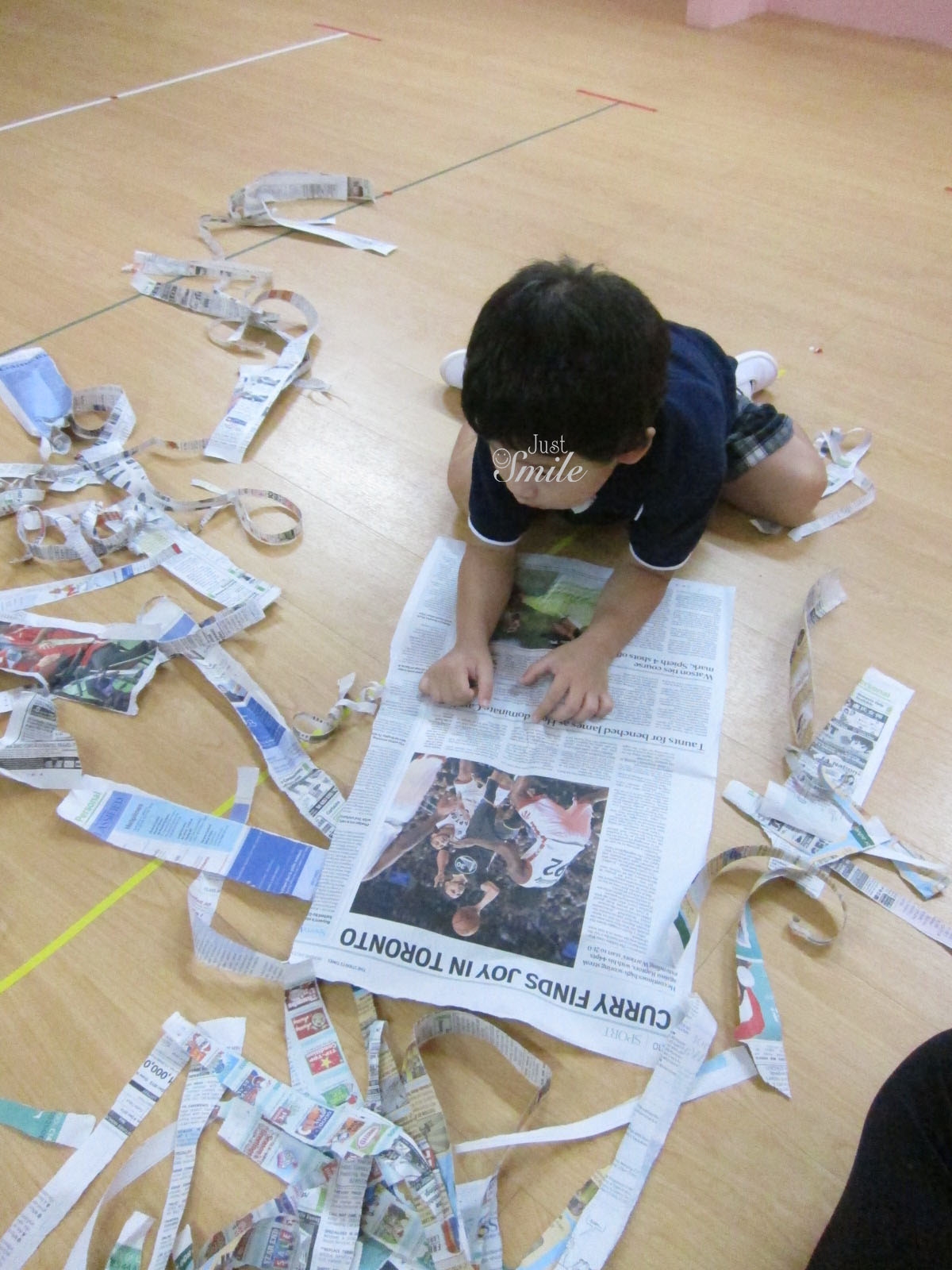 シンガポールの幼稚園 ☆KiZroo Kindergarten☆: Newspaper tearing game