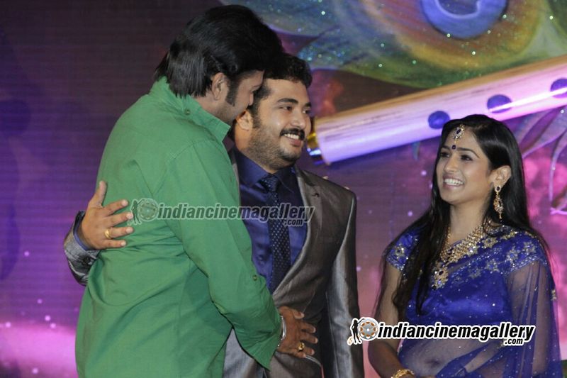 all off u: vinu mohan wife vidya navel show