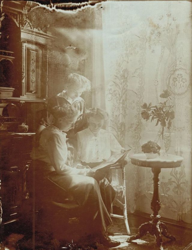 35 Found Photos Capture Edwardian People in Their Houses ~ Vintage Everyday