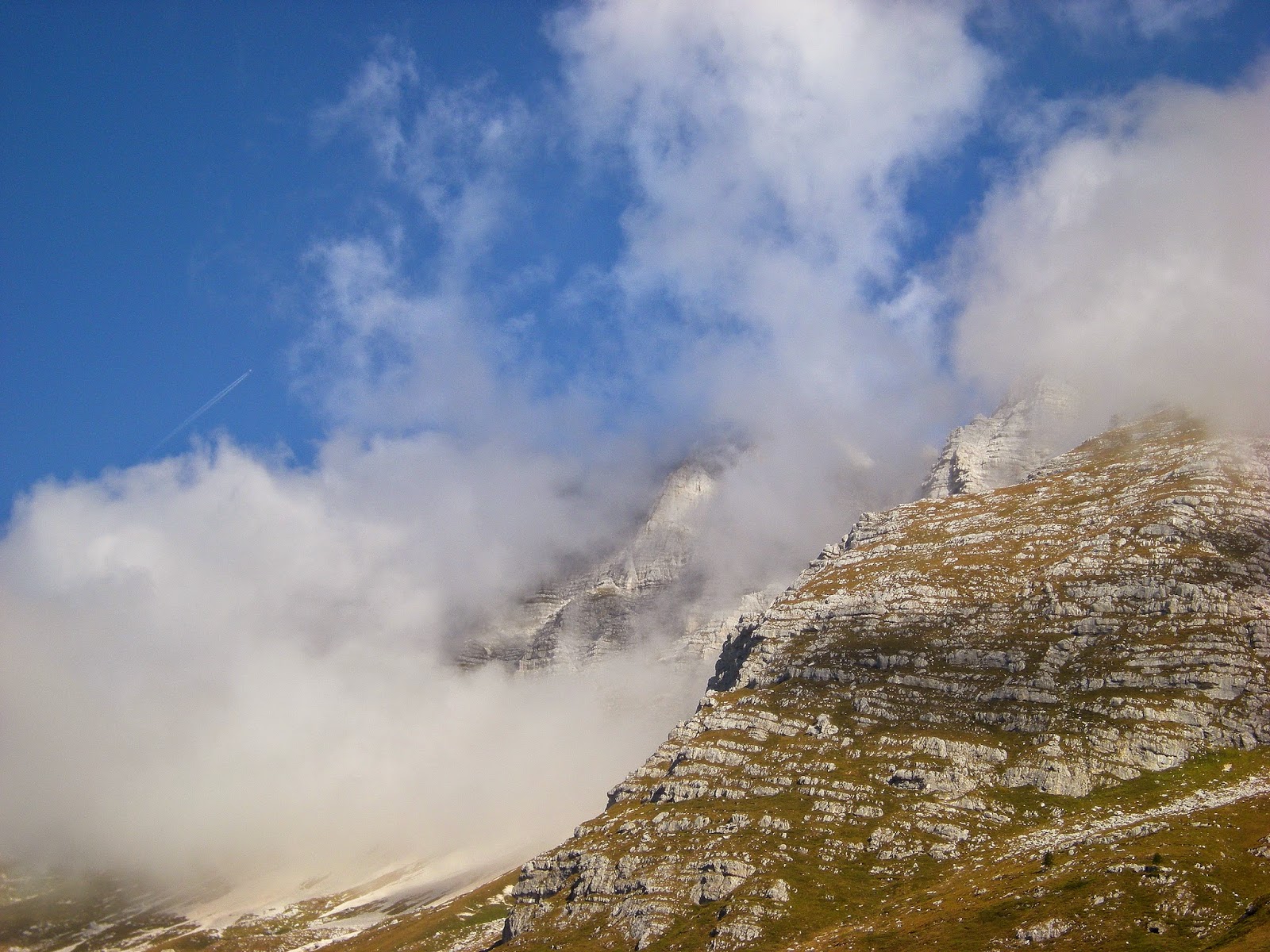 VIA NORMALE: BIVACCO SURINGAR: in bilico sulla Grande Cengia del Montasio