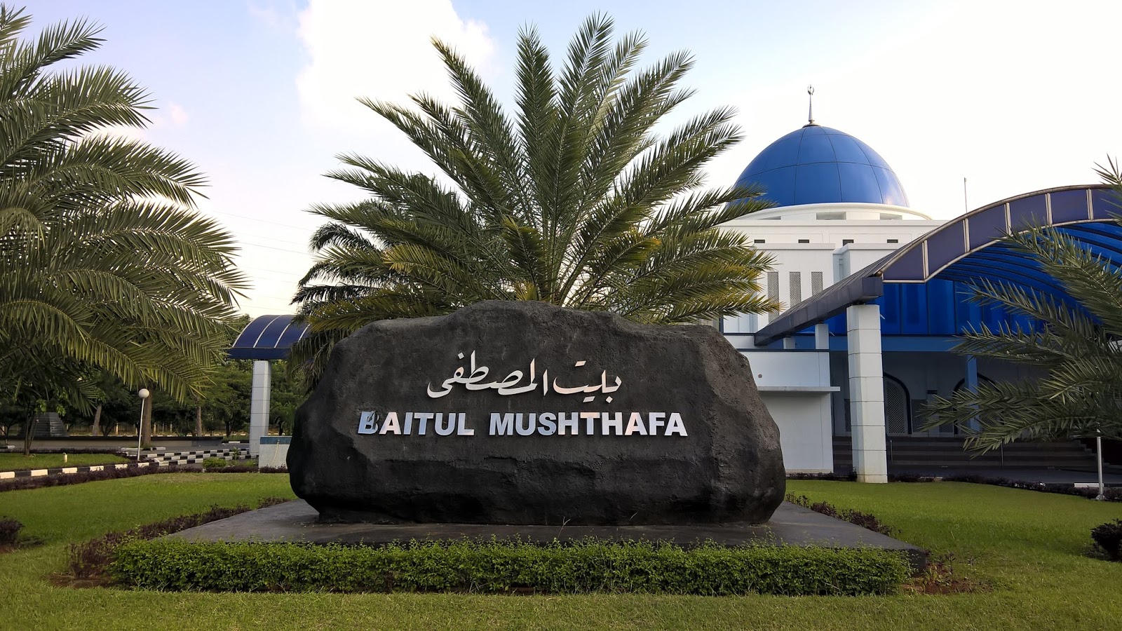 Masjid Baitul Musthofa Kawasan Industri MM2100 - Djangkaru Bumi