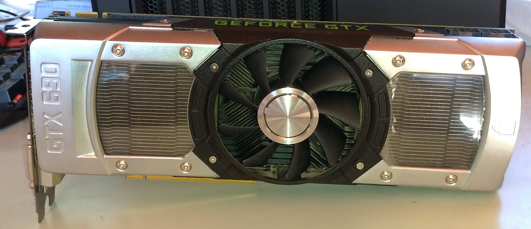 Unboxing: placa de vídeo Nvidia GeForce GTX 690 (EVGA)
