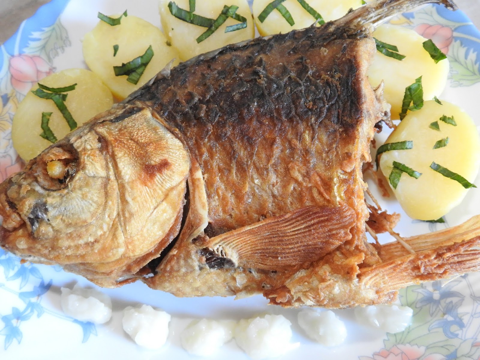 Peste prajit cu cartofi noi natur reteta | Retetetraditionaleromanesti.ro