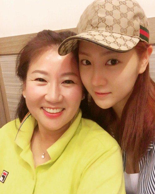 Soyu shows off where she gets her beautiful genes from