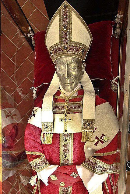 Liturgia Papal: El destino del primer palio del papa Benedicto XVI