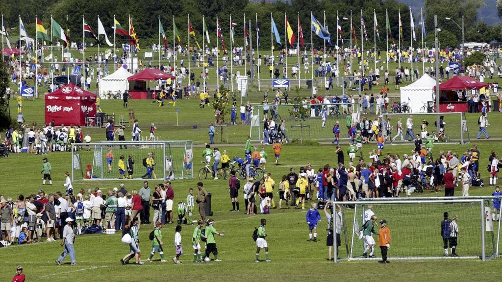 Amazing Facts of the World: Crazy Football