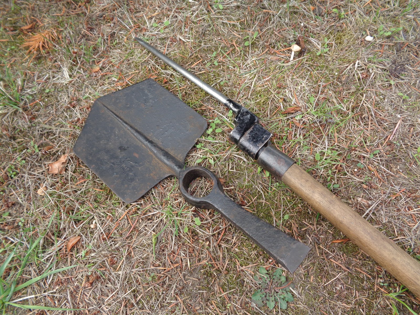 Four Bees: British Entrenching Tool, WW2, "Implement Entrenching ...