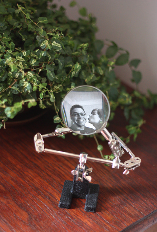 Use a magnifier as a tiny photo frame | How About Orange