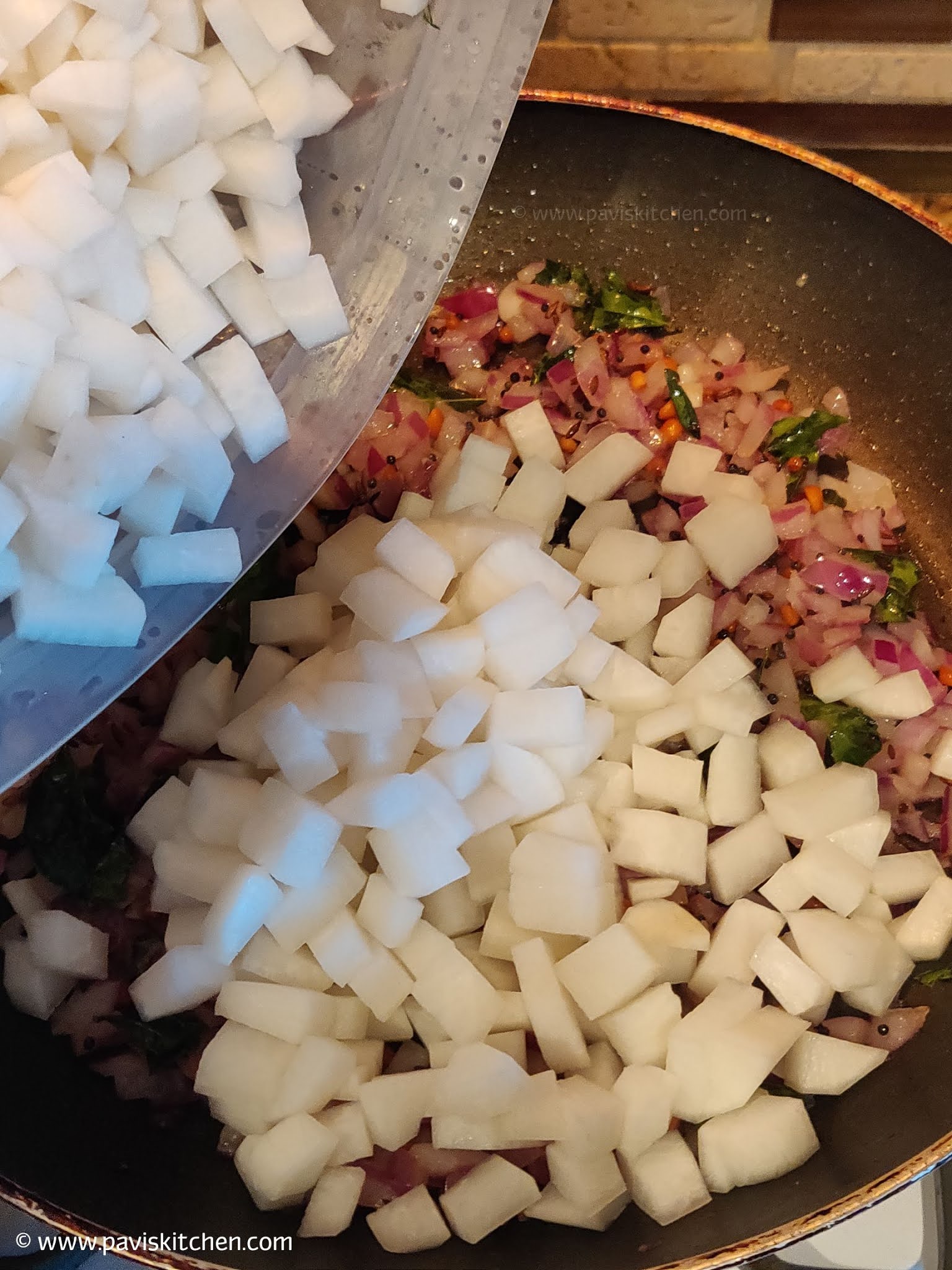 mullangi poriyal recipe | radish poriyal | mullangi curry | radish palya